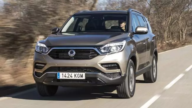 این تکنیک SsangYong Rexton است که دارای ابعاد 4 × 4 است