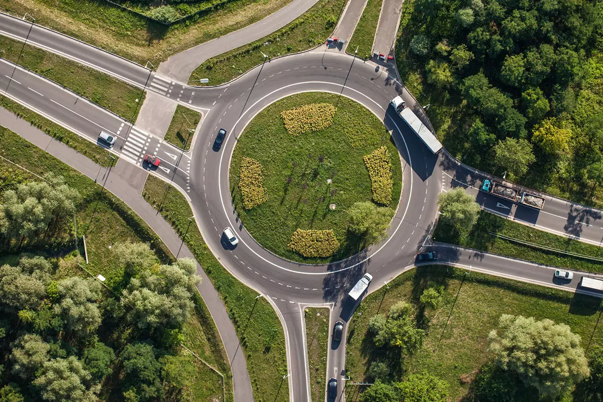 5 napak, ki vas lahko drago stanejo pri vožnji po krožišču