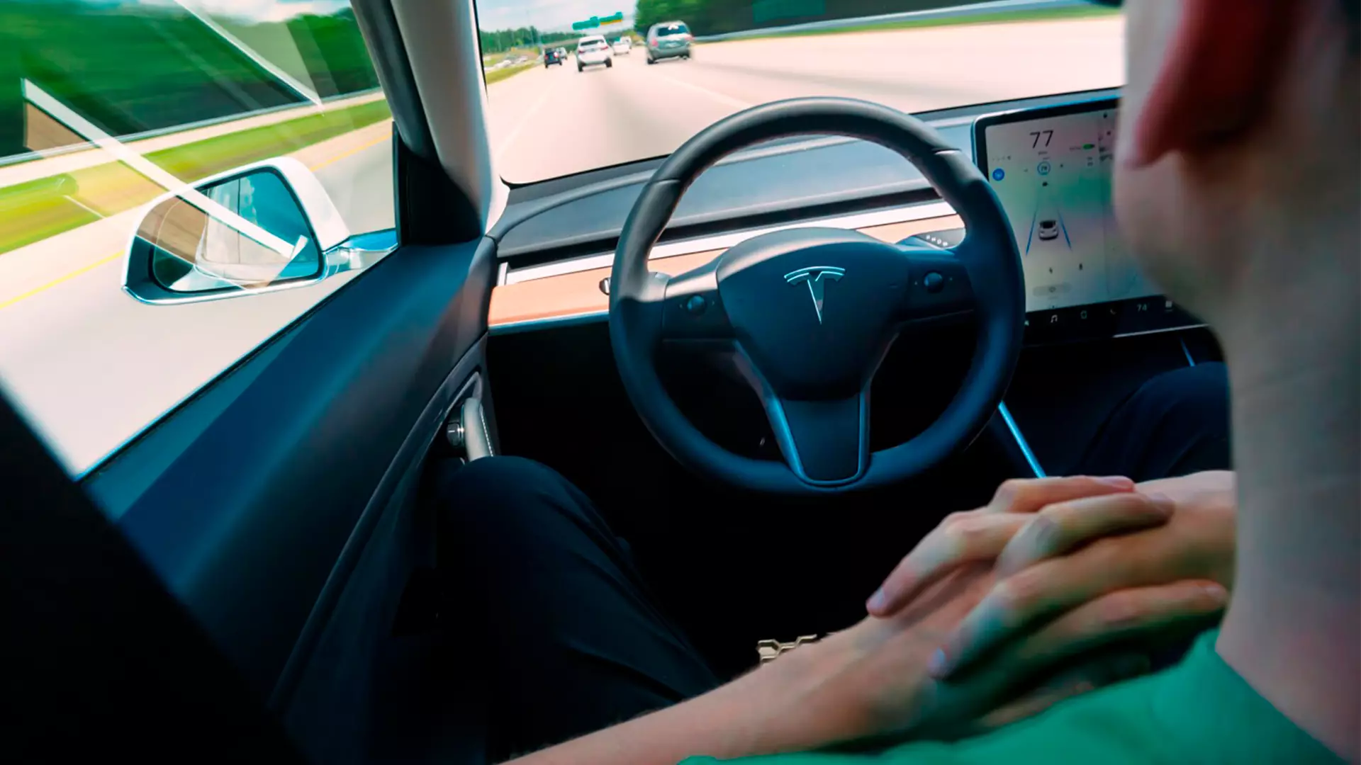 Ongelooflijk! In mem berne yn in Tesla mei Autopilot aktivearre