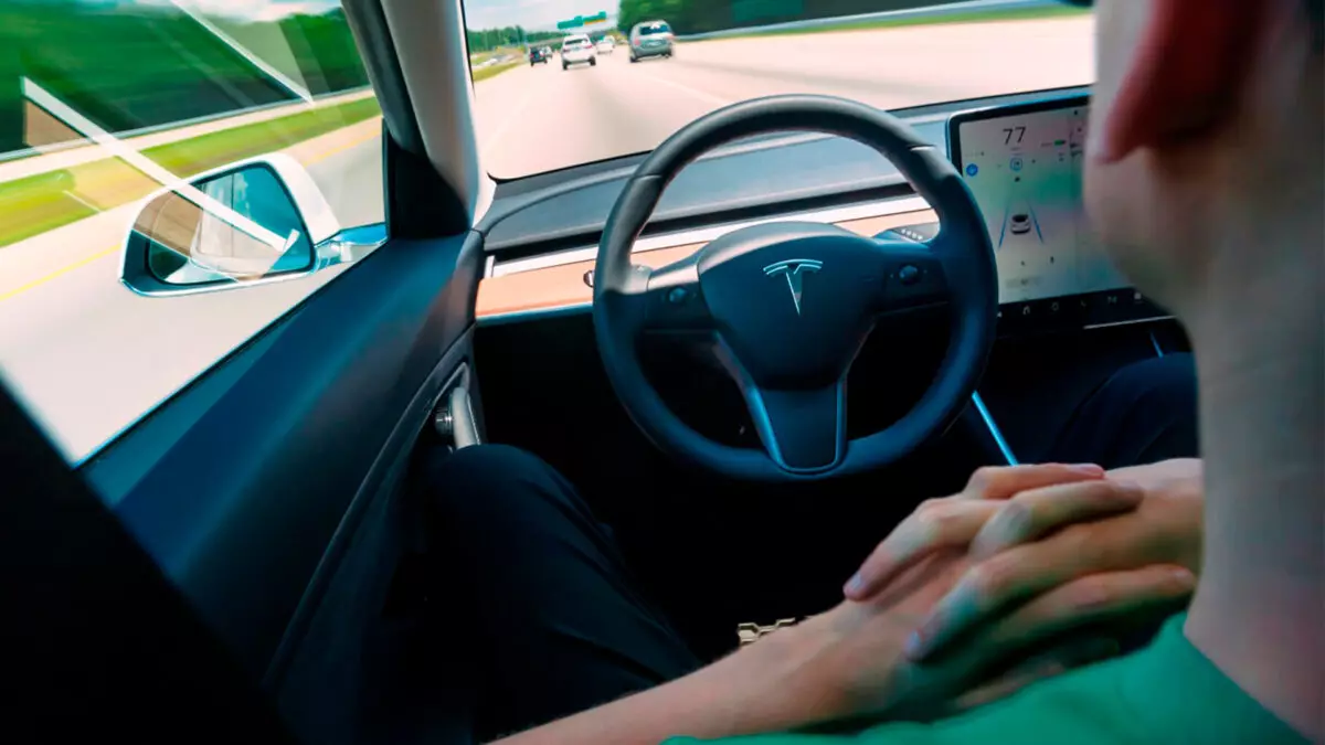 Seorang wanita Philadelphia bersalin semasa menaiki Tesla dengan autopilot dihidupkan