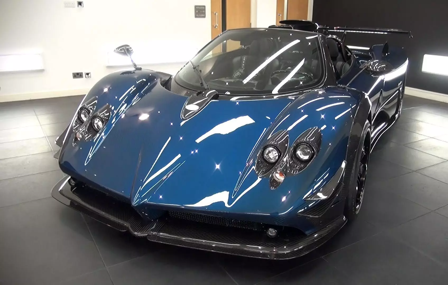 Així es treu el sostre d'un Pagani Zonda 760 RS