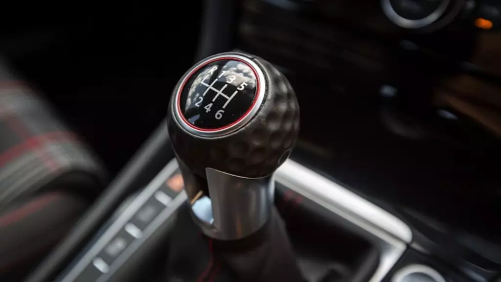 Ang Volkswagen ay naglalagay ng expiration date sa mga kotseng may manual gearbox