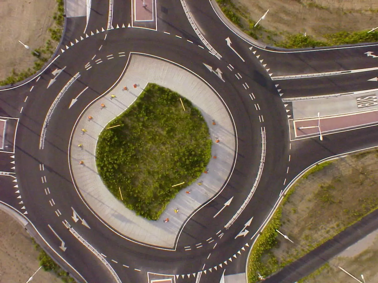 Yuav ua li cas koj yuav tsum tau tsav nyob ib ncig ntawm lub turbo roundabout?