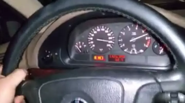 Lawv ntes tus tsav tsheb rau nws tus kheej ntawm 240 km / h