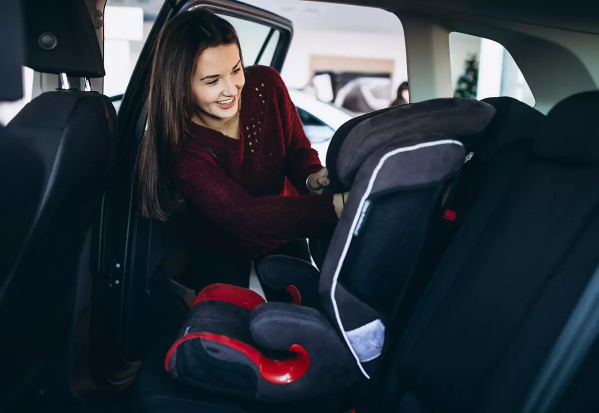 Dette er det sikreste setet for å bære et barnesete i bilen