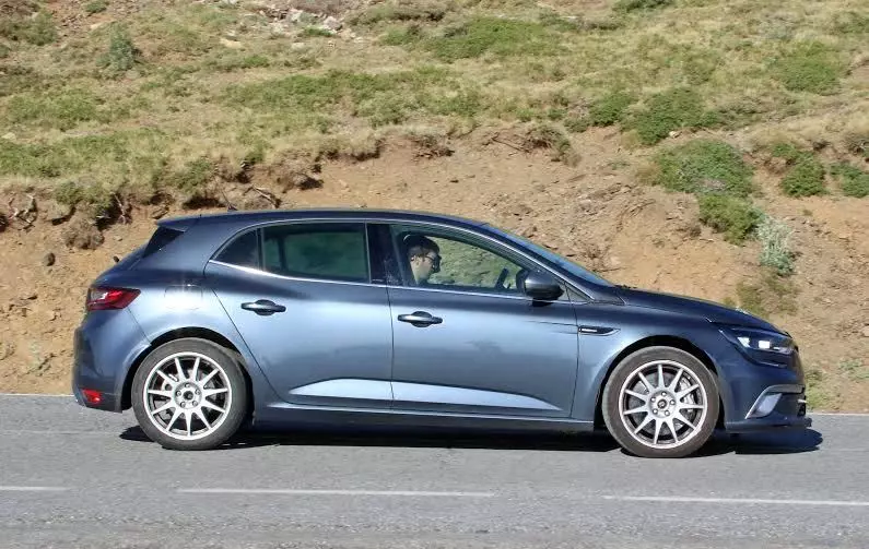 Mule di prova laterale della Renault Mégane RS