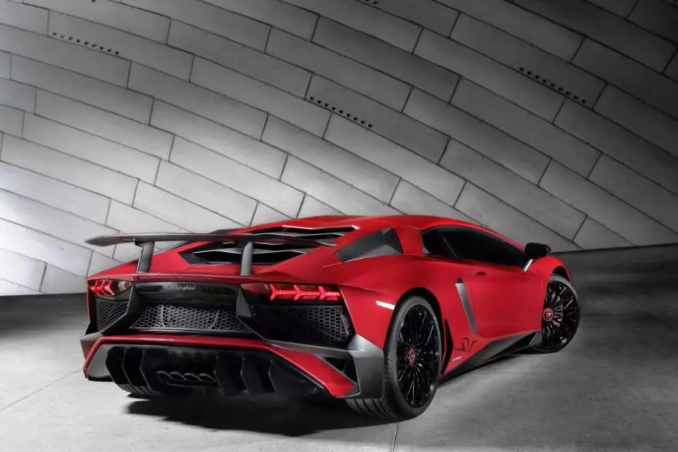 ຫລັງ Lamborghini Aventador SV