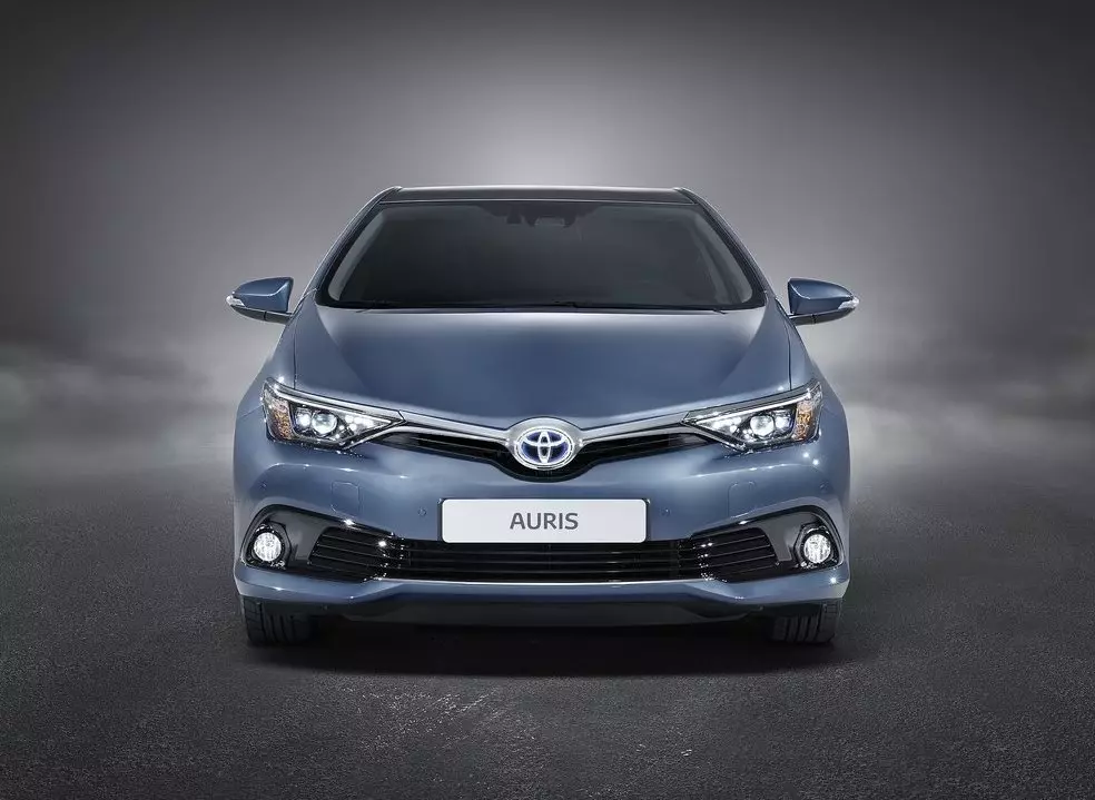 Toyota Auris Hybrid Biru