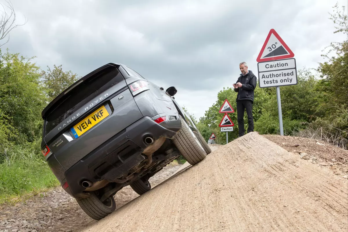 Tak dobře se pohybuje Range Rover Sport, který je poháněn mobilem!