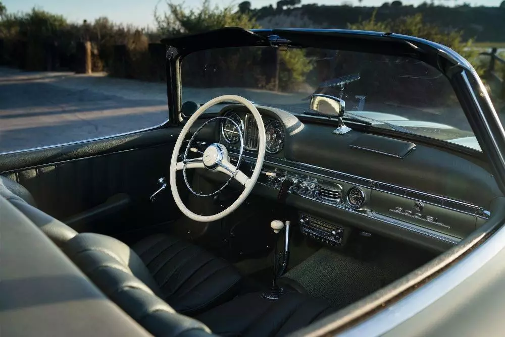 लिलावासाठी 1960 मर्सिडीज-बेंझ 300 SL रोडस्टर