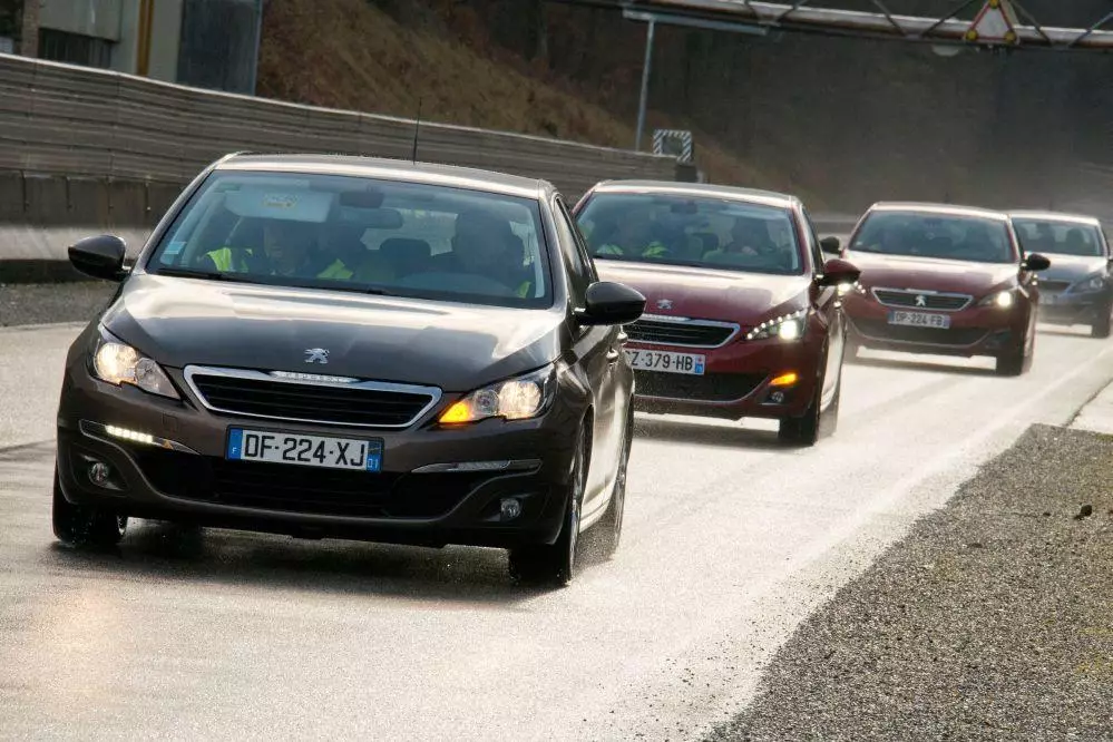 Peugeot 308. Volkswagen Golf-ի գոլը