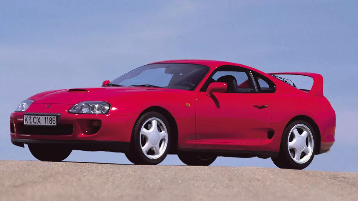 Bez sumnje, iako je Toyota Supra automobil s dugom poviješću – tek se pojavila njegova najnovija generacija – četvrta generacija ovog japanskog sportskog automobila, koji se pojavio 1993. godine, najviše se pamti od svih, dijelom i po tome što je glumio u prvom filmu sage Brzi i žestoki.