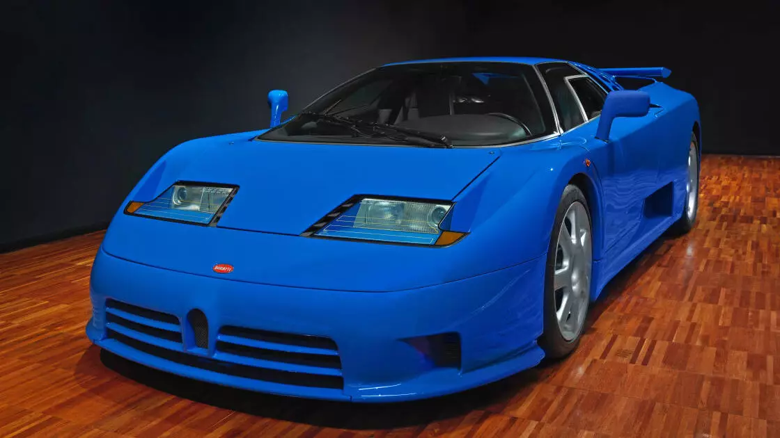 Bugatti EB110 ndiyoyiwalika kwambiri pakati pa ma supercars a 90s, mopanda chilungamo. Ndipo n'chakuti, kuloŵedwa m'malo kenako Bugatti Veyron ndi Chiron, inali imodzi mwa magalimoto othamanga kwambiri panthawiyo.