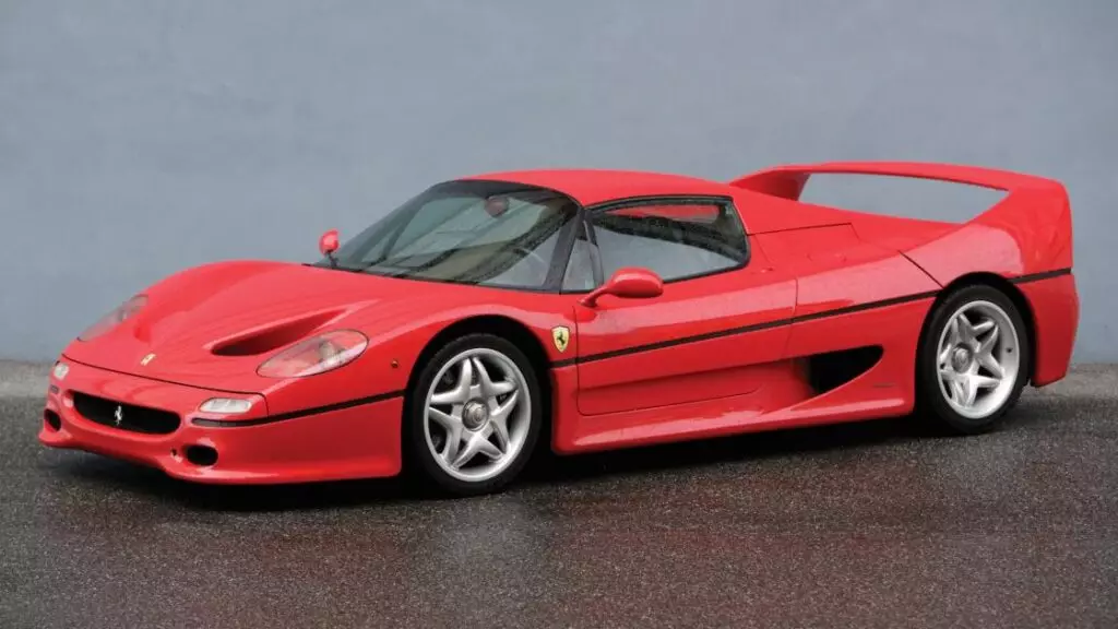 Калі Лука Кардэра ды Мантэдзэмола прэзентаваў Ferrari F50 у 1995 годзе, ён зрабіў гэта з дапамогай канцэпцыі: «перадачы». І менавіта ў тым, што мэта Ferrari F50, якога будзе выраблена толькі 349 адзінак, была вельмі зразумелай: стаць першым вулічным аўтамабілем, здольным перадаваць адчуванні F1 свайму кіроўцу.