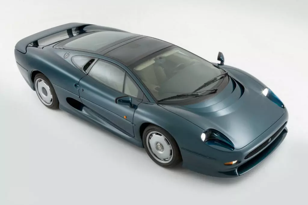 Mothandizidwa ndi injini ya petulo ya 3.5 V6 biturbo yokhala ndi 550 hp, Jaguar XJ220 idabwera kudzatenga ulemu wokhala galimoto yothamanga kwambiri padziko lonse lapansi.