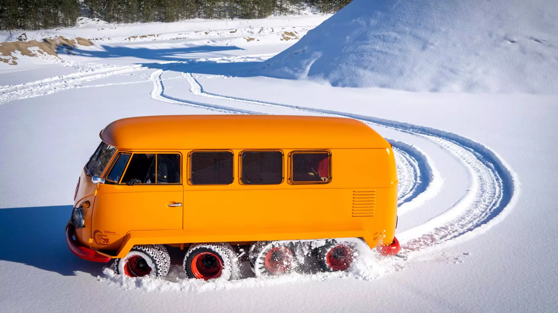 Birinchi yo'ltanlamas Volkswagen T1 yana aylanadi