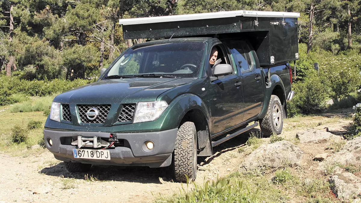 Nkwadebe Nissan Navara 2.5 dCi: ụlọ 4x4