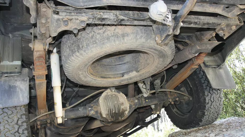 Ing underbody iki sak tenane dilindhungi, rinci penting ing kendaraan karo suspension ngarep sawijining, lan ban padha diganti dening campuran ban mati-dalan ing ukuran sempit, nanging padha karo sing dituduhake ing sheet data technical.