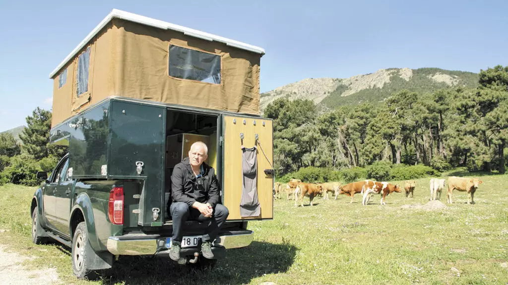 Die Qualitäten eines echten Offroaders und die Bewohnbarkeit eines Reisemobils in einem Fahrzeug zu vereinen, ist keine leichte Aufgabe. Eine der praktischsten Lösungen ist der Einbau einer Wohnzelle in einen Pick-up, obwohl der handwerkliche Vorschlag seines Besitzers nicht die häufigste Lösung ist. Dieser Navara ist ein wahres Beispiel für gute Arbeit.