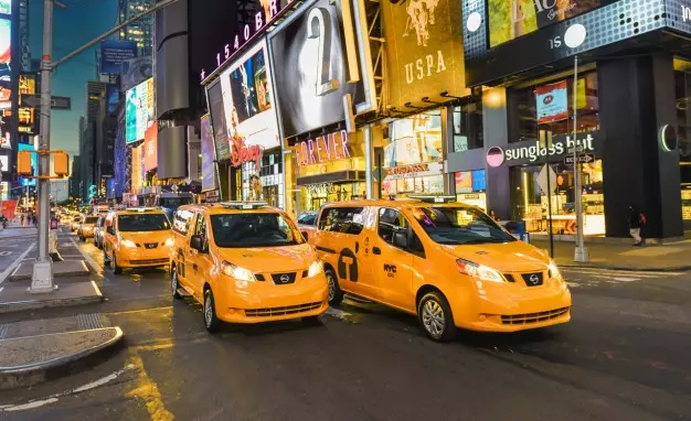 nissan nv200 ទទួលបាន nyc ភ្លើងពណ៌បៃតង 626x382 ១