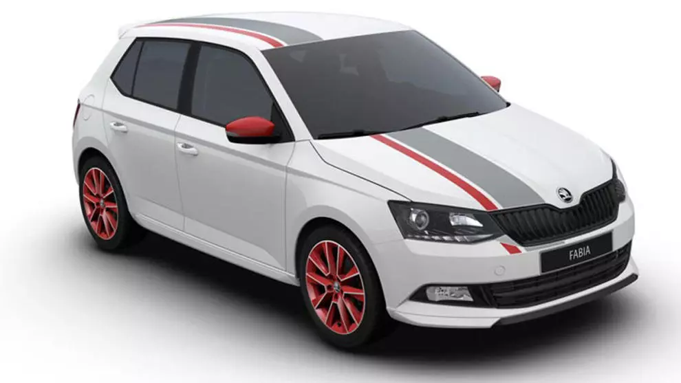 Skoda Fabia အနီရောင်နှင့် မီးခိုးရောင် Plus