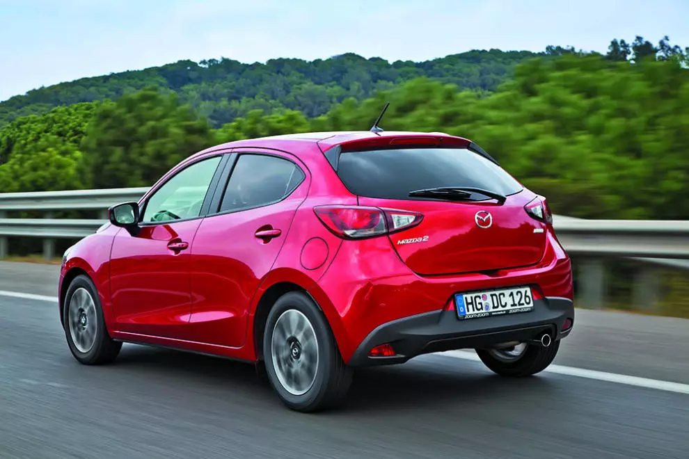 Cefn Mazda 2 newydd