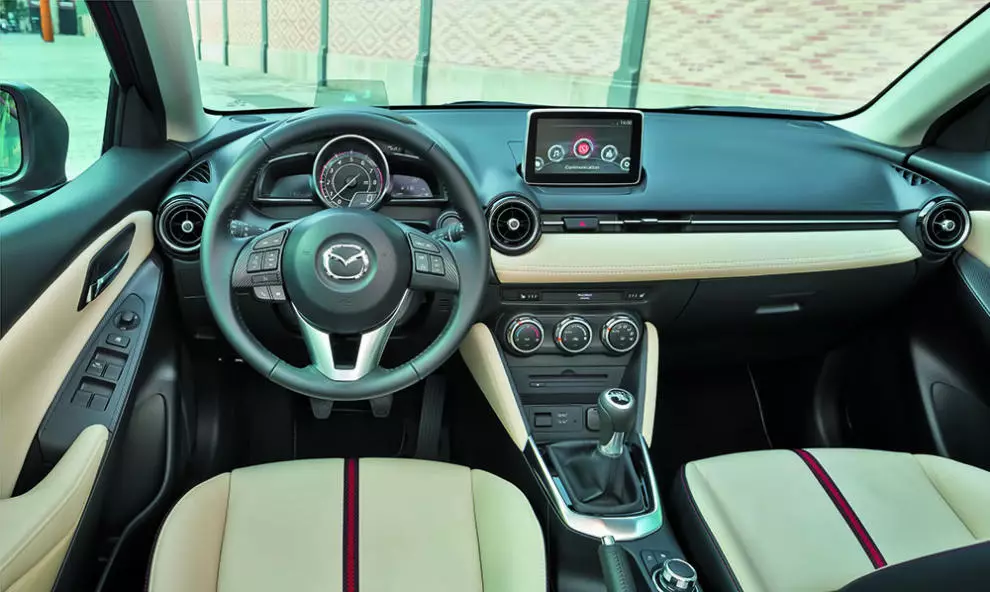 Interior nou Mazda 2