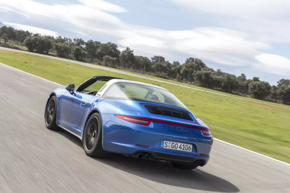 Posche 911 Targa 4 GTS ، خلفي