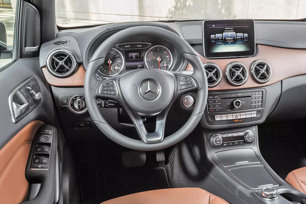 مرسيدس B class 200 cdi 4matic interior 1