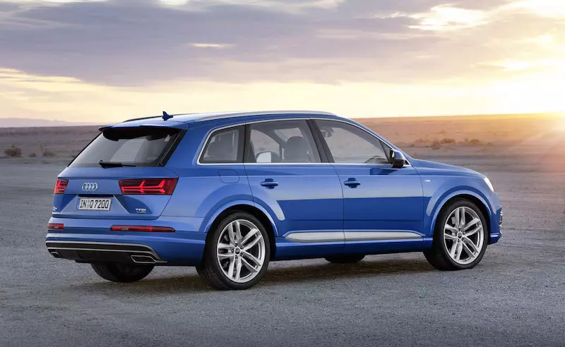 Audi Q7 2015, பின்புறம்