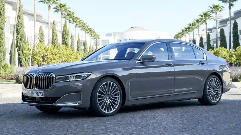 Det er ikke tilfældigt, at denne BMW 7-serie er den hurtigst accelererende dieselbil på markedet. Og det er det, dens drivmiddel på 3,0 liter og 6 cylindre på linje, udvikler hele 400 CV... takket være brugen af fire turboladere!