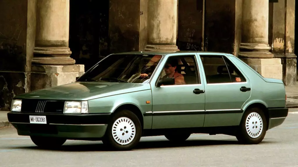 Poucos o recordan, pero o Fiat Croma Turbo D i.d. equipou o primeiro motor turbodiésel de inxección directa do mundo.