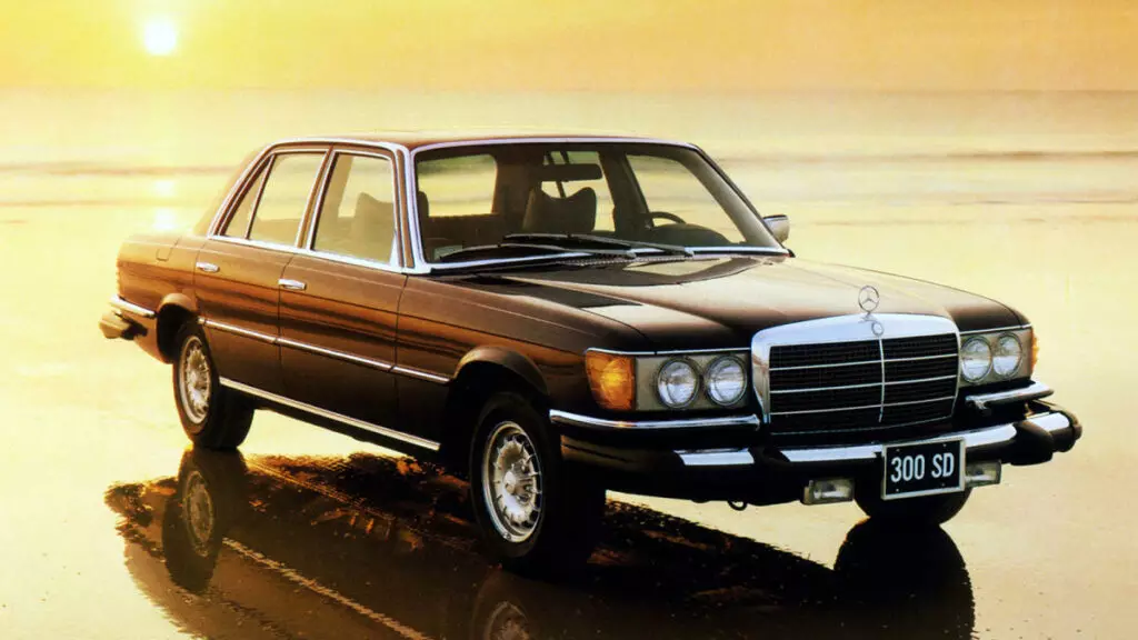 Ni opin awọn ọdun 1970, Mercedes ta ọkọ ayọkẹlẹ ero akọkọ pẹlu ẹrọ turbodiesel kan ni ọja Amẹrika ati ni Canada - Volvo ti ṣe afihan nkan yii tẹlẹ ninu awọn oko nla ni aarin-1950s.