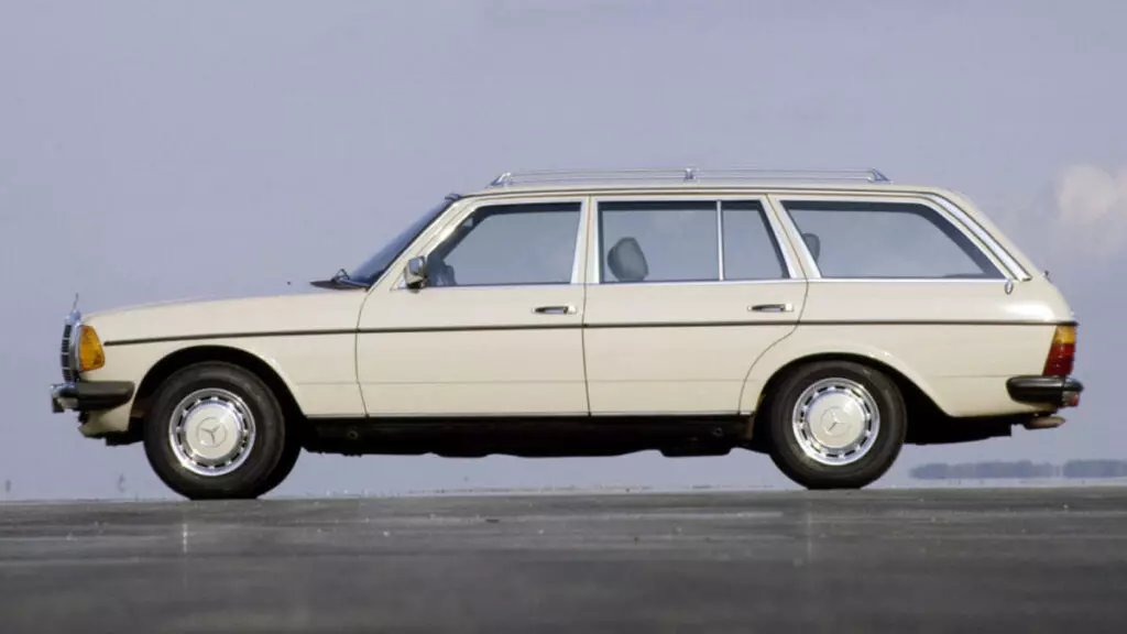 O le Mercedes W123, o se tasi o muamua o le E-Class o loʻo i ai nei, o se sefulu tausaga i luma atu o taavale o lona taimi i le tulaga o le mafanafana. Ma fa'apea fo'i ona fa'ainisinia fa'a-tiso. Aemaise lava, o lona aiga variant 300 TD Na avea ma Mercedes Benz muamua ma se afi turbodiesel lea na maketiina i Europa ... ma le taavale muamua i le talafaasolopito na ofoina atu le faatinoga tutusa i lona penisini tutusa.