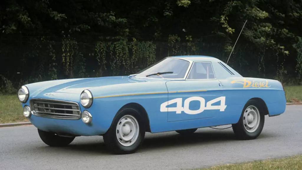 Este espectacular prototipo, desenvolvido a partir do Peugeot 404 Cabrio, bateu 22 récords de velocidade na noite do 4 ao 5 de xuño de 1965 no circuíto de Montlhery, percorrendo 5.000 km en pouco máis de 30 horas, equipado cun motor diésel especial.2,3 litros.