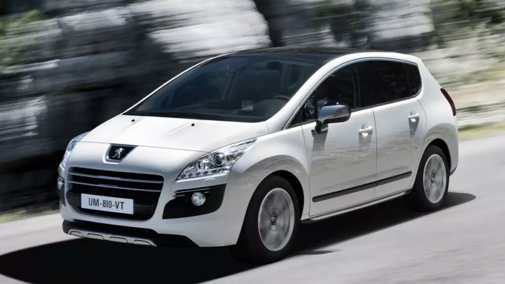 Aparecido en 2009, este Peugeot converteuse no primeiro diésel híbrido da historia, ao combinar unha hélice 2.0 HDI de 200 CV, conectada ás rodas dianteiras, con outro motor eléctrico de 37 CV conectado ao eixe traseiro e capaz de desprazar ao 3008 empregando a electricidade como combustible.