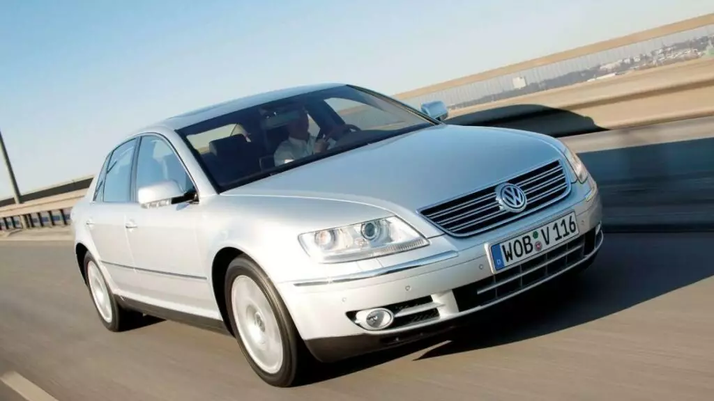 Esta luxosa berlina recibiu o encargo de estrear un dos motores diésel máis esaxerados da historia: o 5.0 V10 TDI, do Grupo VAG, que desenvolveu 313 CV e 750 Nm de par.