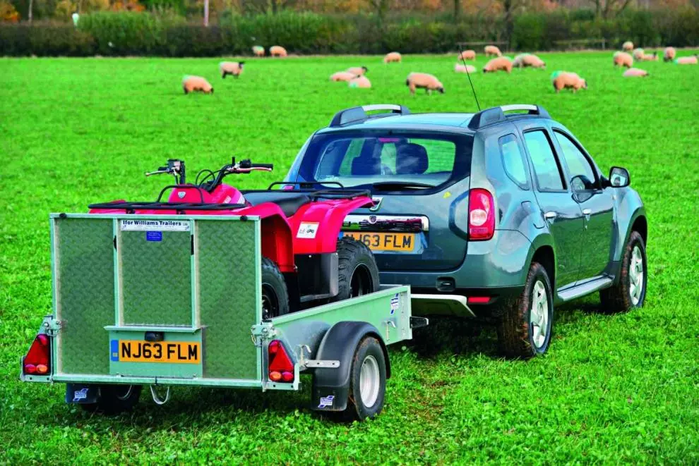 Dacia Duster sa pagbira sa usa ka trailer