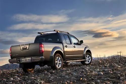 Nissan Navara 2015, πίσω