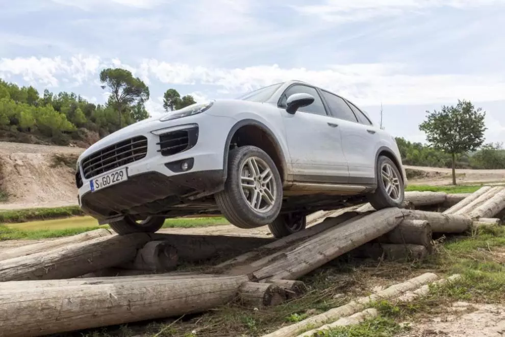 Novo Porsche Cayenne 2014, ação no campo