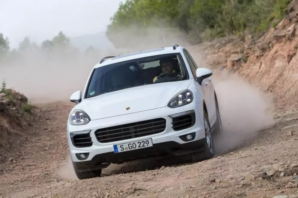 Novo Porsche Cayenne 2014, ação no campo