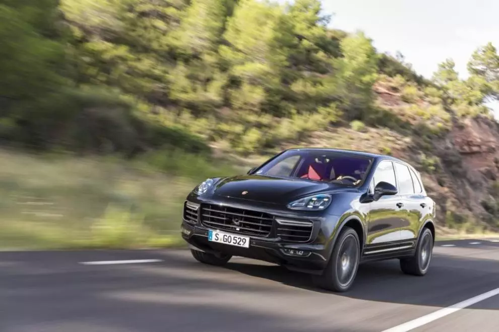 Novo Porsche Cayenne 2014, ação na estrada