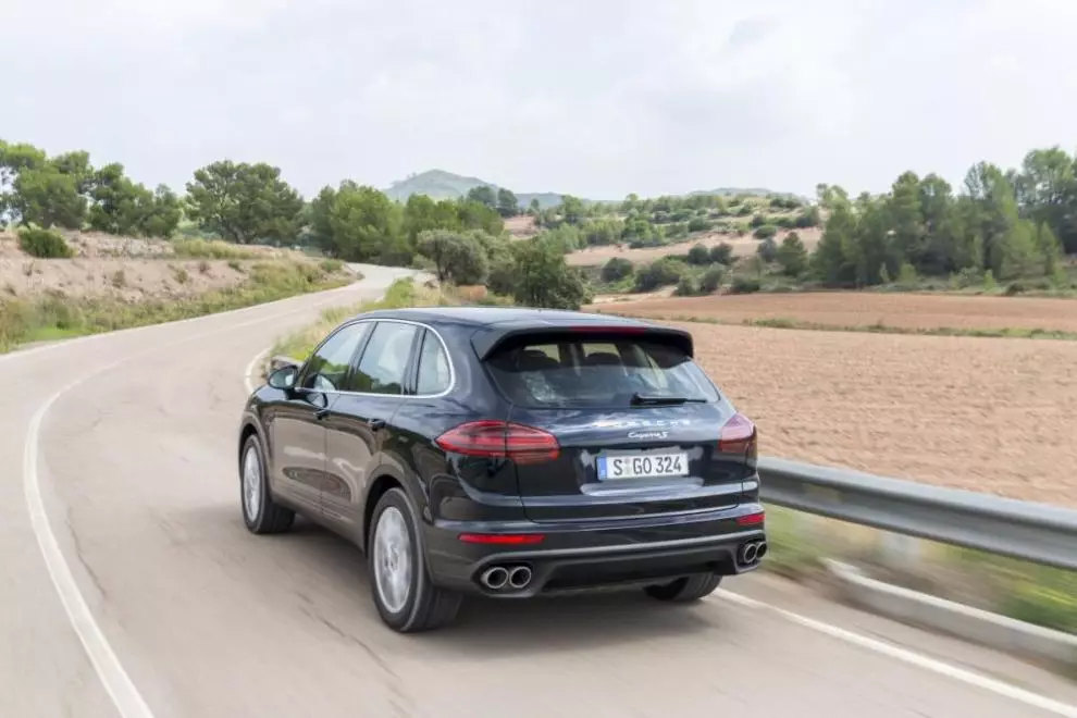 Novo Porsche Cayenne 2014, traseiro na estrada