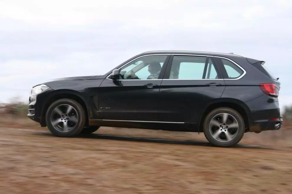 BMW X5 in veld