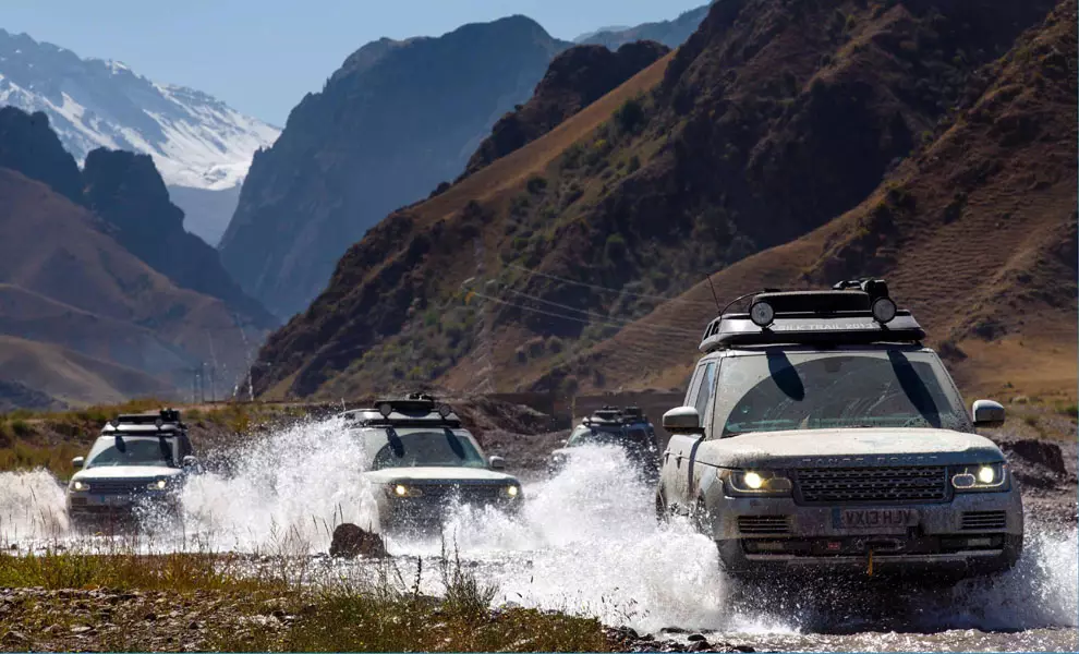Tri hibridna Range Rovera na putu za Mumbai