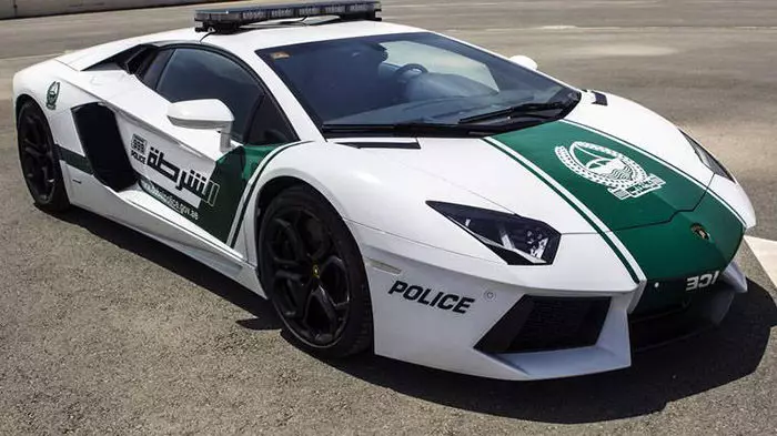 lamborghini aventador policia dubai frontal