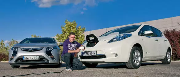 opel ampera vs nissan leaf 1