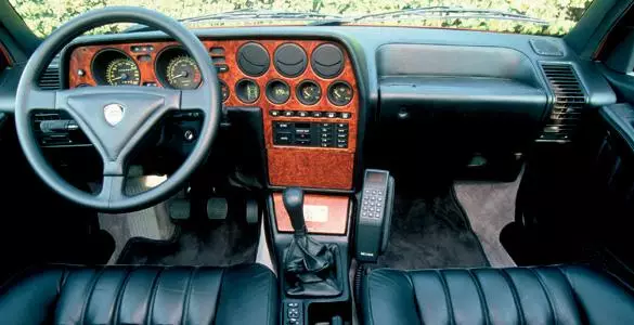 Lancia Thema 8.32 dashboard