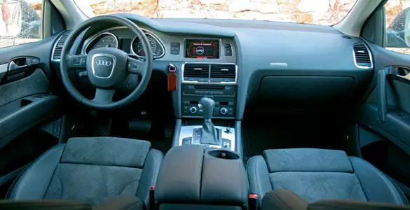 Audi Q7 dashboard