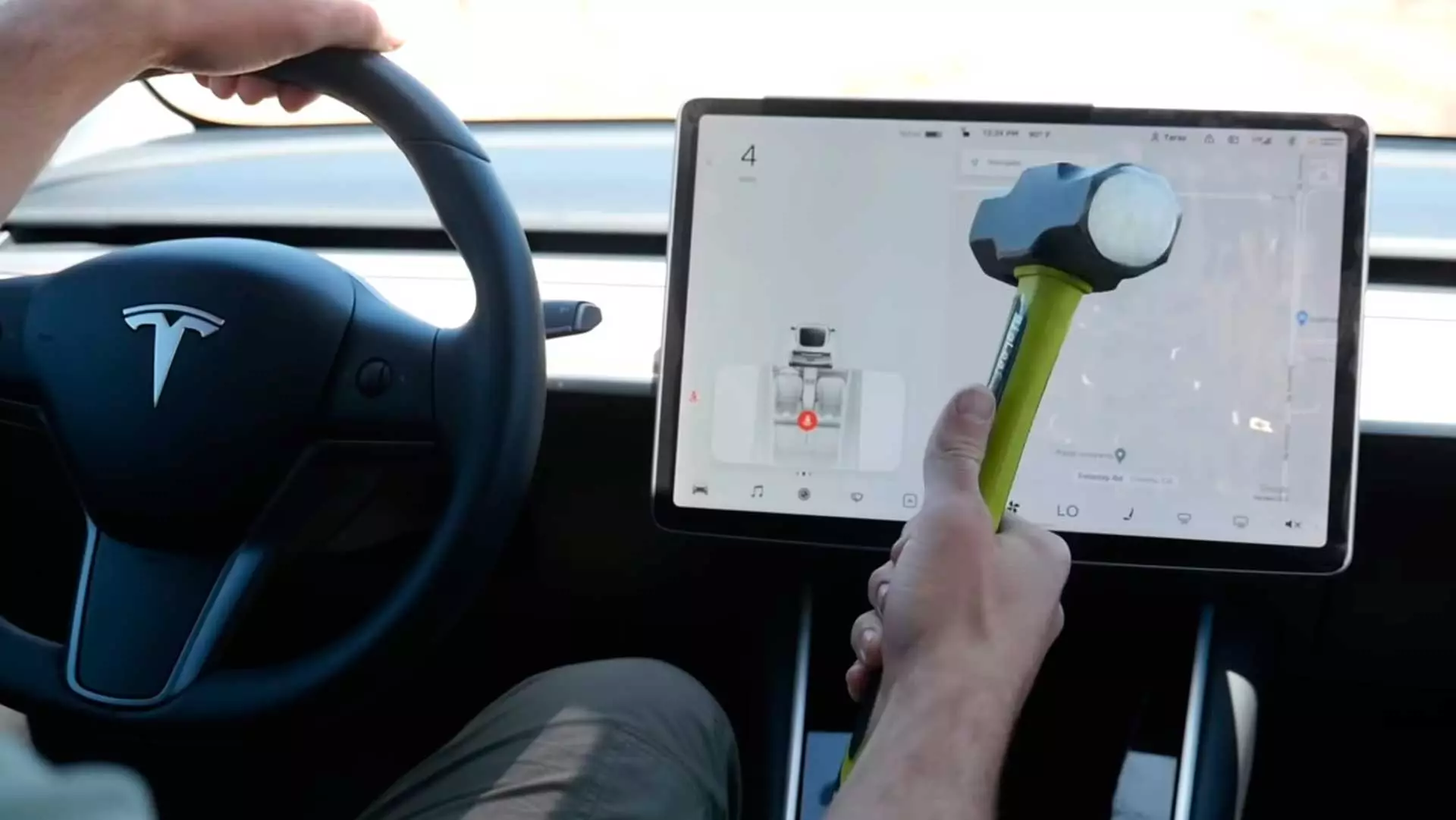 Tesla Model 3: will its screen work after a few bumps in full gear?